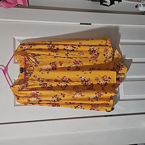 Justify | Tops | Gorgeous Yellow Flower Top | Poshmark